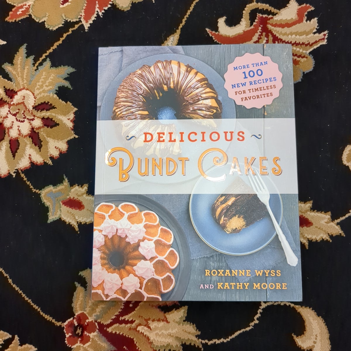 Delicious Bundt Cakes by Roxanne Wyss, Kathy Moore