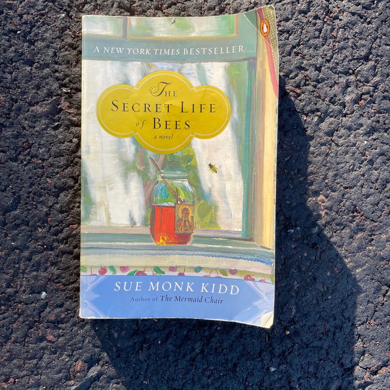The Secret Life of Bees by Sue Monk Kidd, Paperback | Pangobooks