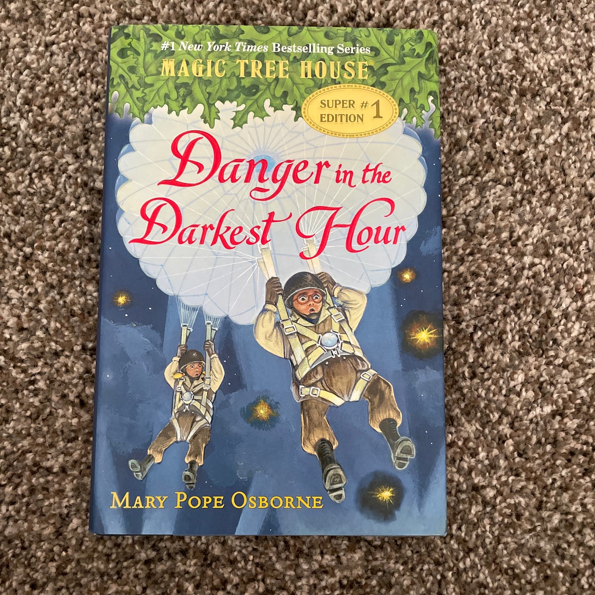 Danger in the Darkest Hour by Mary Pope Osborne; Sal Murdocca (Illustrator)