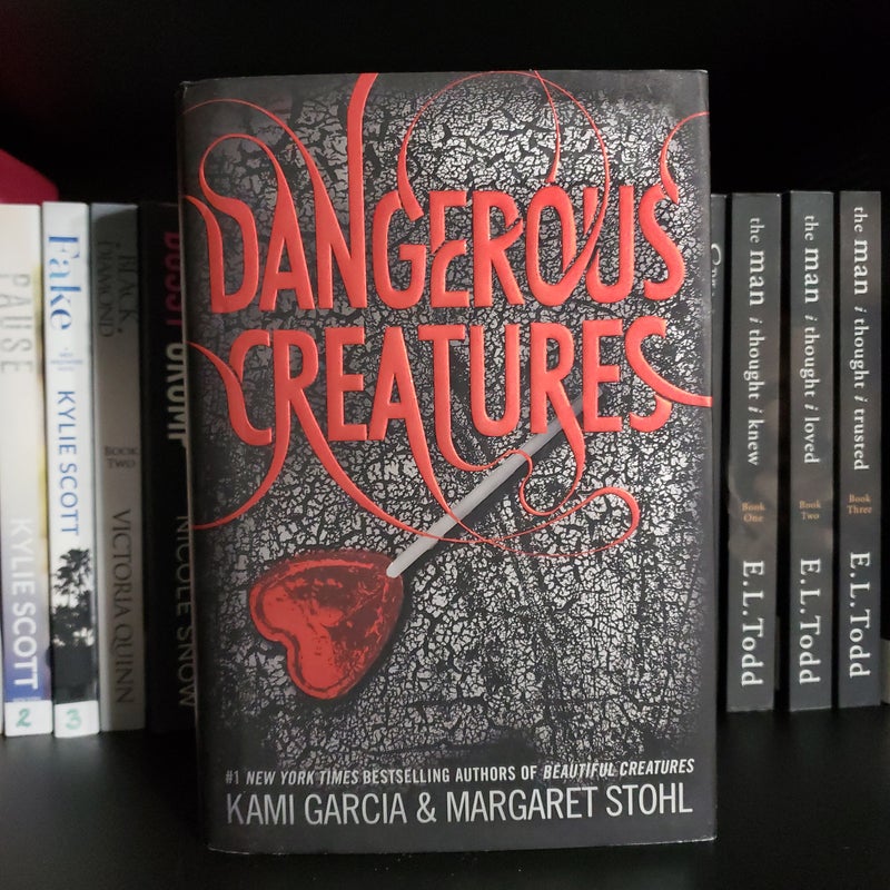 Dangerous Creatures by Kami Garcia, Margaret Stohl