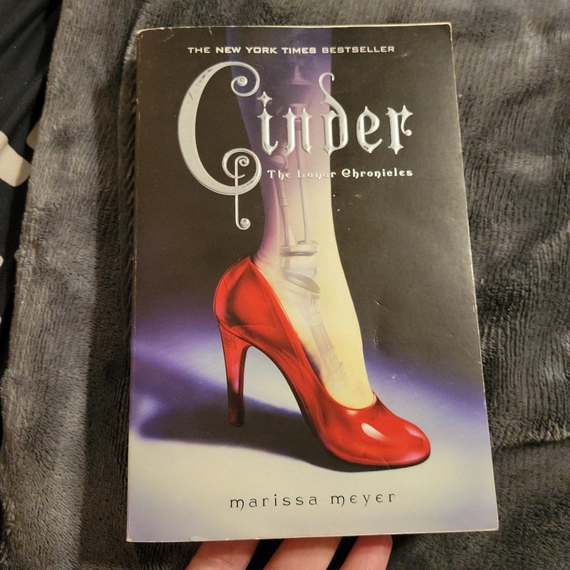 Cinder by Marissa Meyer, Paperback | Pangobooks