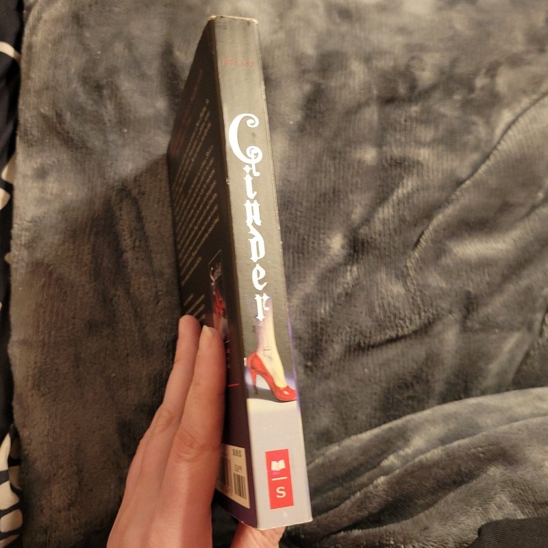 Cinder by Marissa Meyer, Paperback | Pangobooks