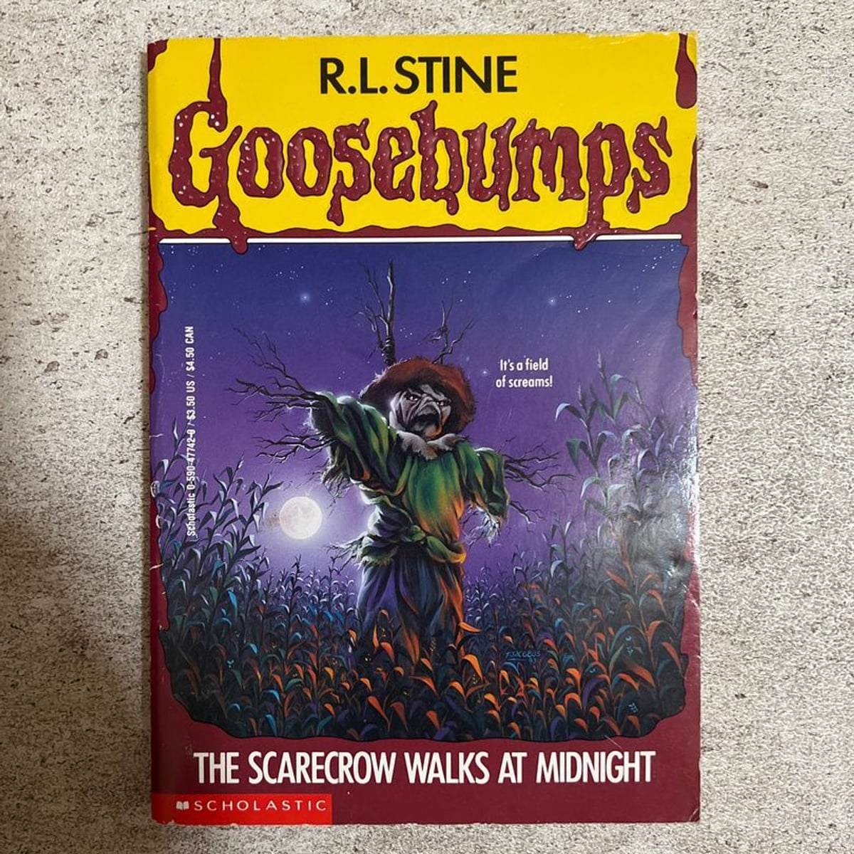 The Scarecrow walks at Midnight by R.L. Stine, Paperback | Pangobooks
