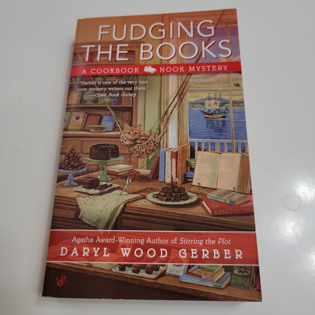 Fudging the Books by Daryl Wood Gerber