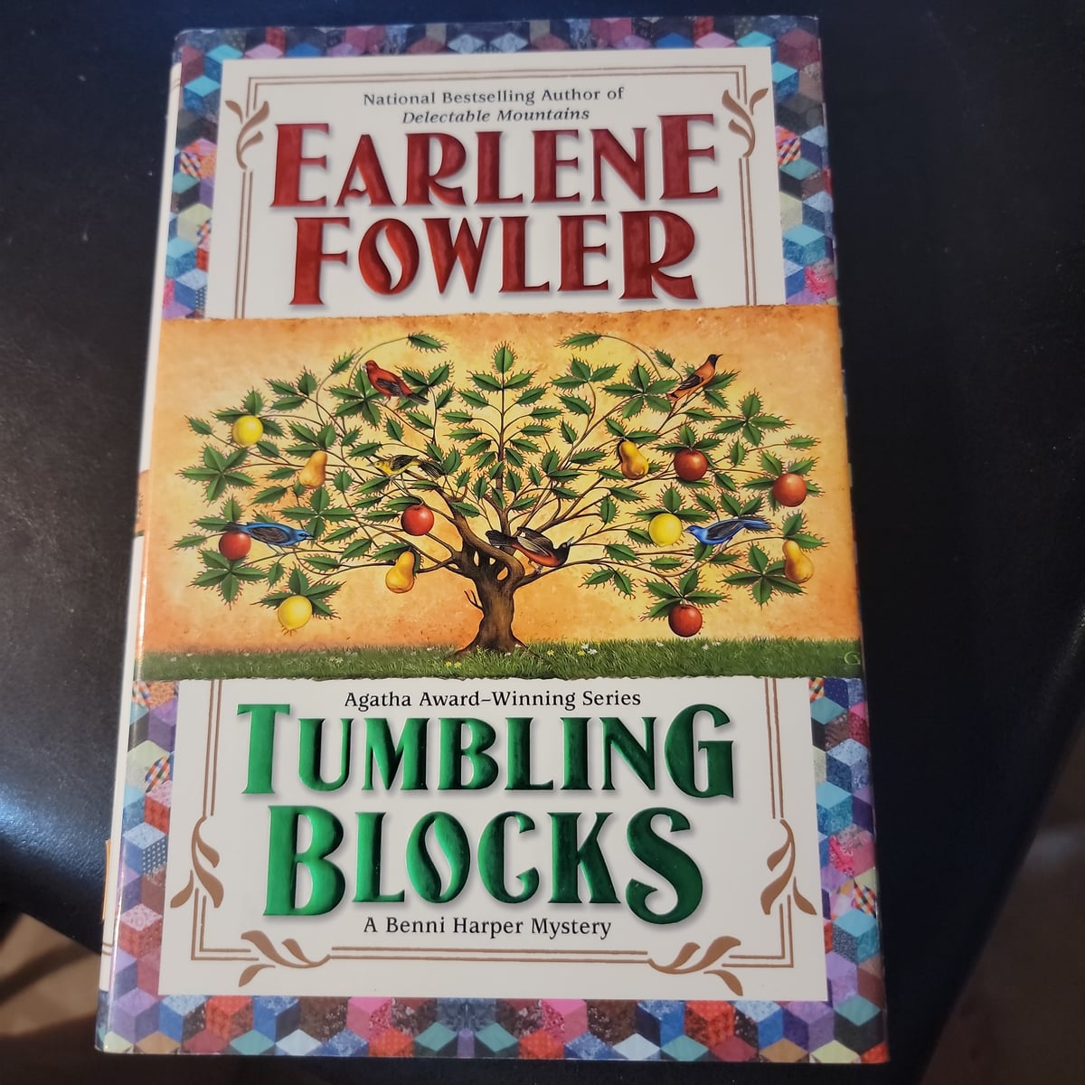 Tumbling Blocks by Earlene Fowler, Hardcover | Pangobooks