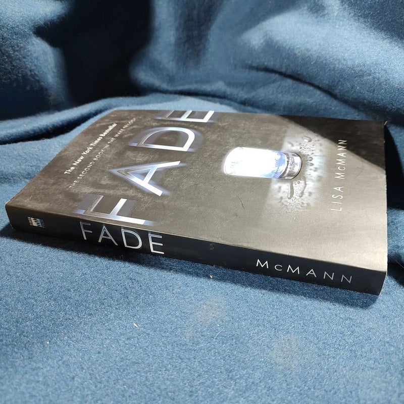 Fade by Lisa McMann, Paperback | Pangobooks