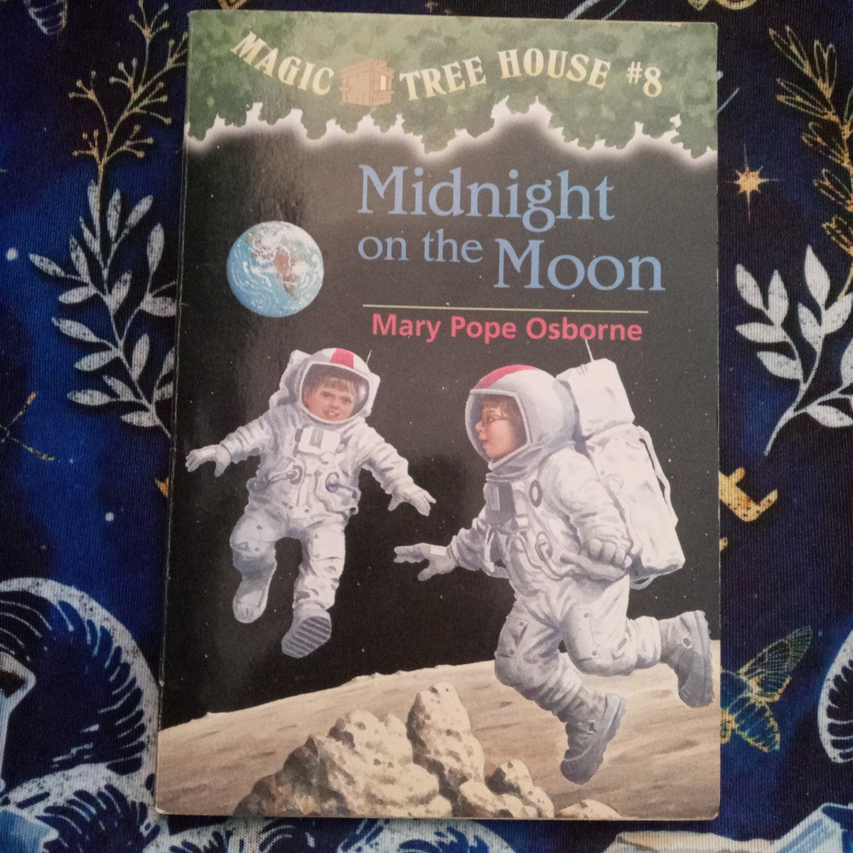 Midnight on the moon by Mary Pope Osborne, Paperback | Pangobooks