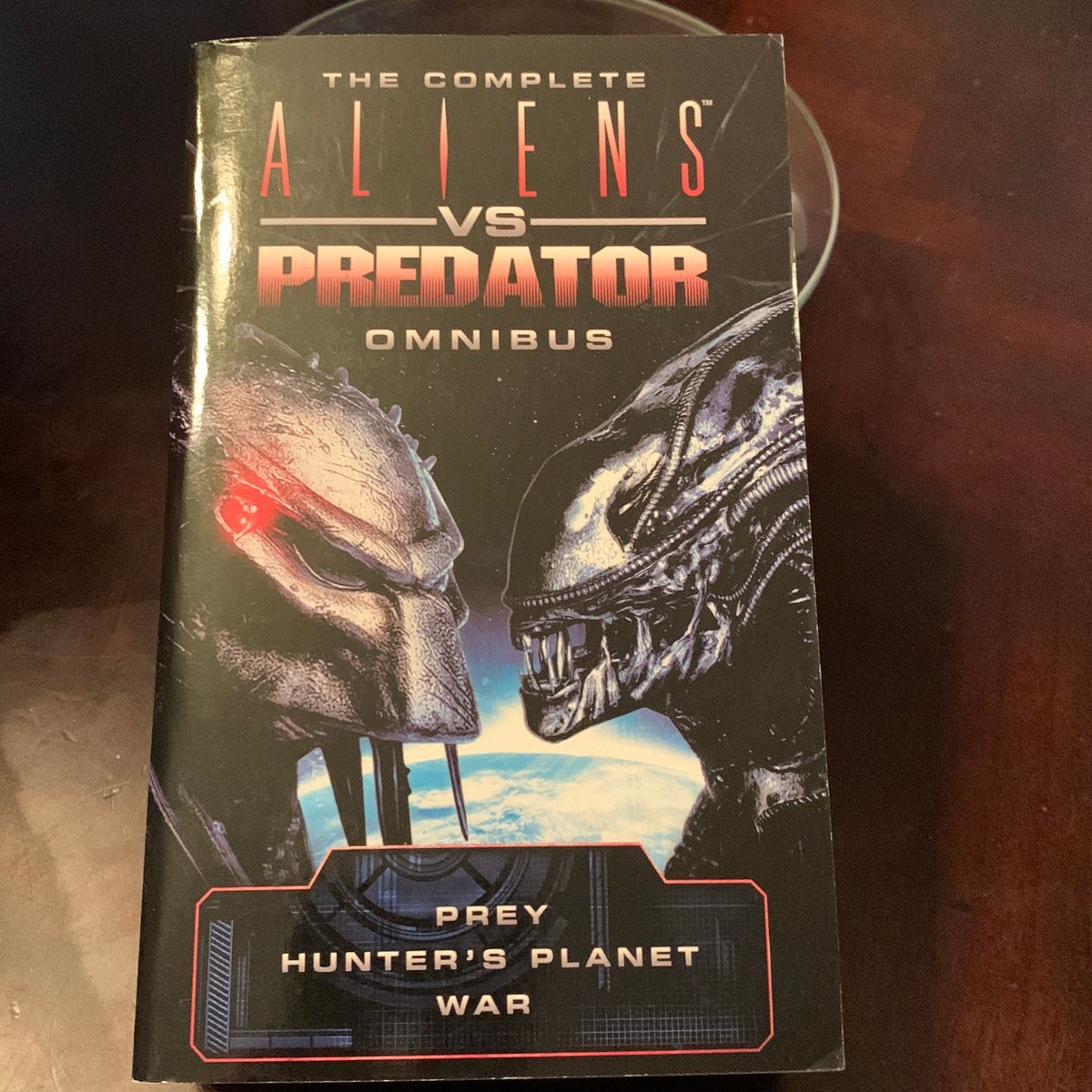 The Complete Aliens vs. Predator Omnibus by Steve Perry, Stephani ...