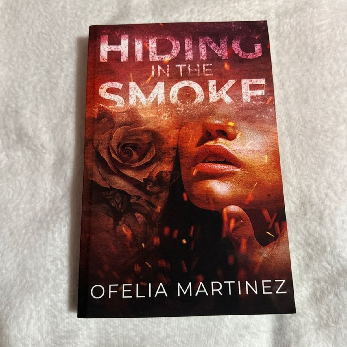 Hiding in the Smoke by Ofelia Martinez, Paperback | Pangobooks