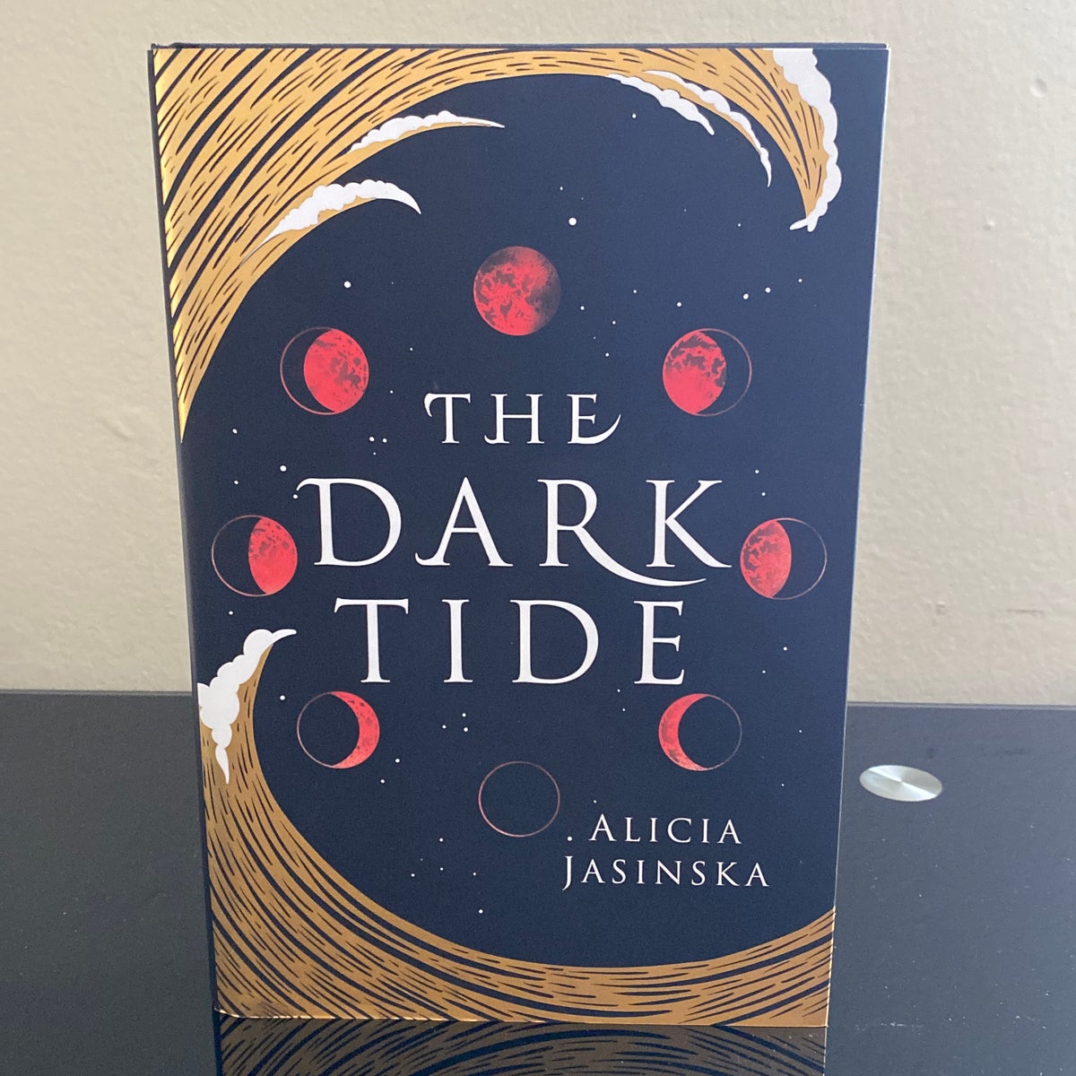 The Dark Tide by Alicia Jasinska, Hardcover | Pangobooks