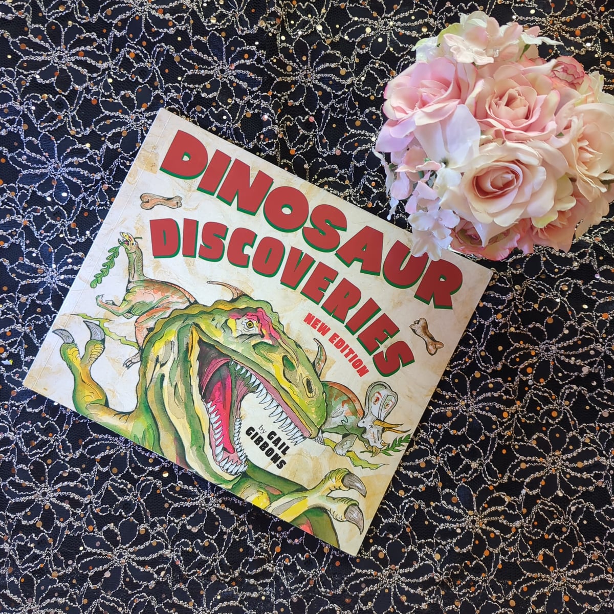 Dinosaur Discoveries (New and Updated) by Gail Gibbons