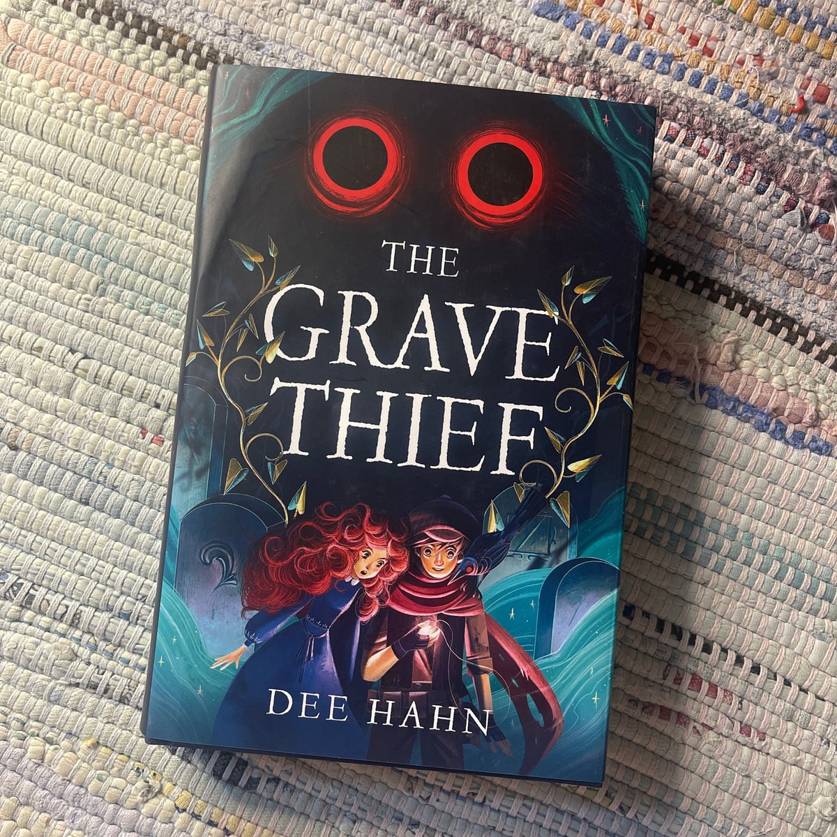 The Grave Thief by Dee Hahn, Hardcover | Pangobooks