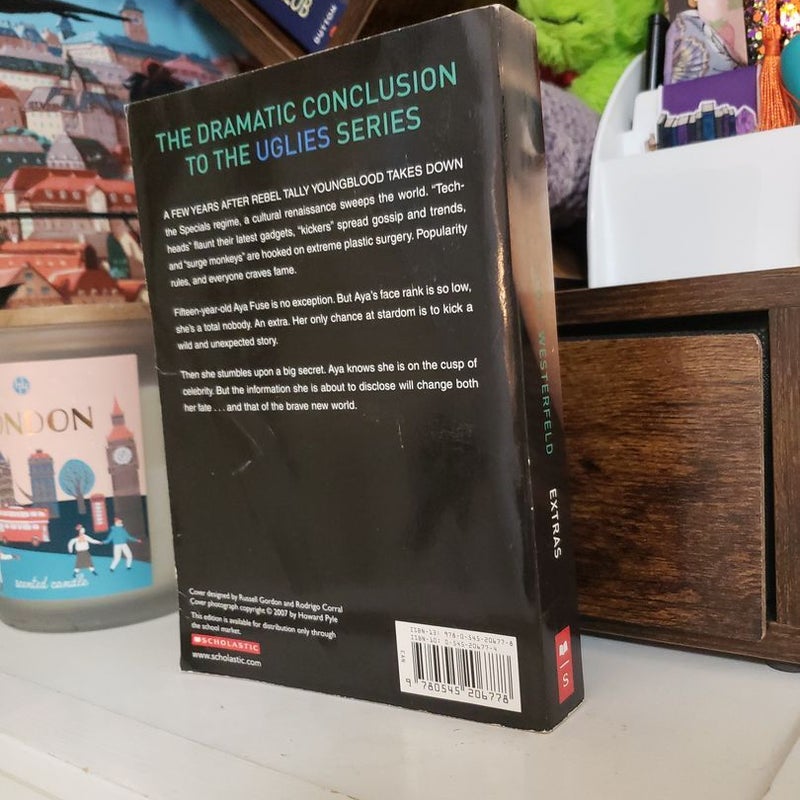 Extras by Scott Westerfeld, Paperback | Pangobooks