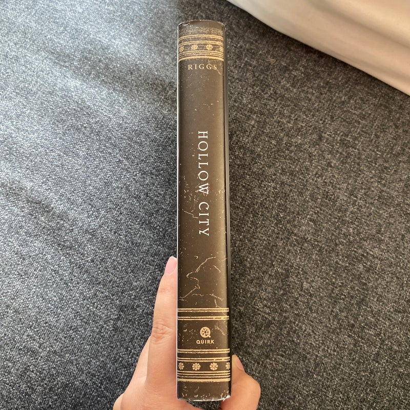 Hollow City by Ransom Riggs (Illustrator)