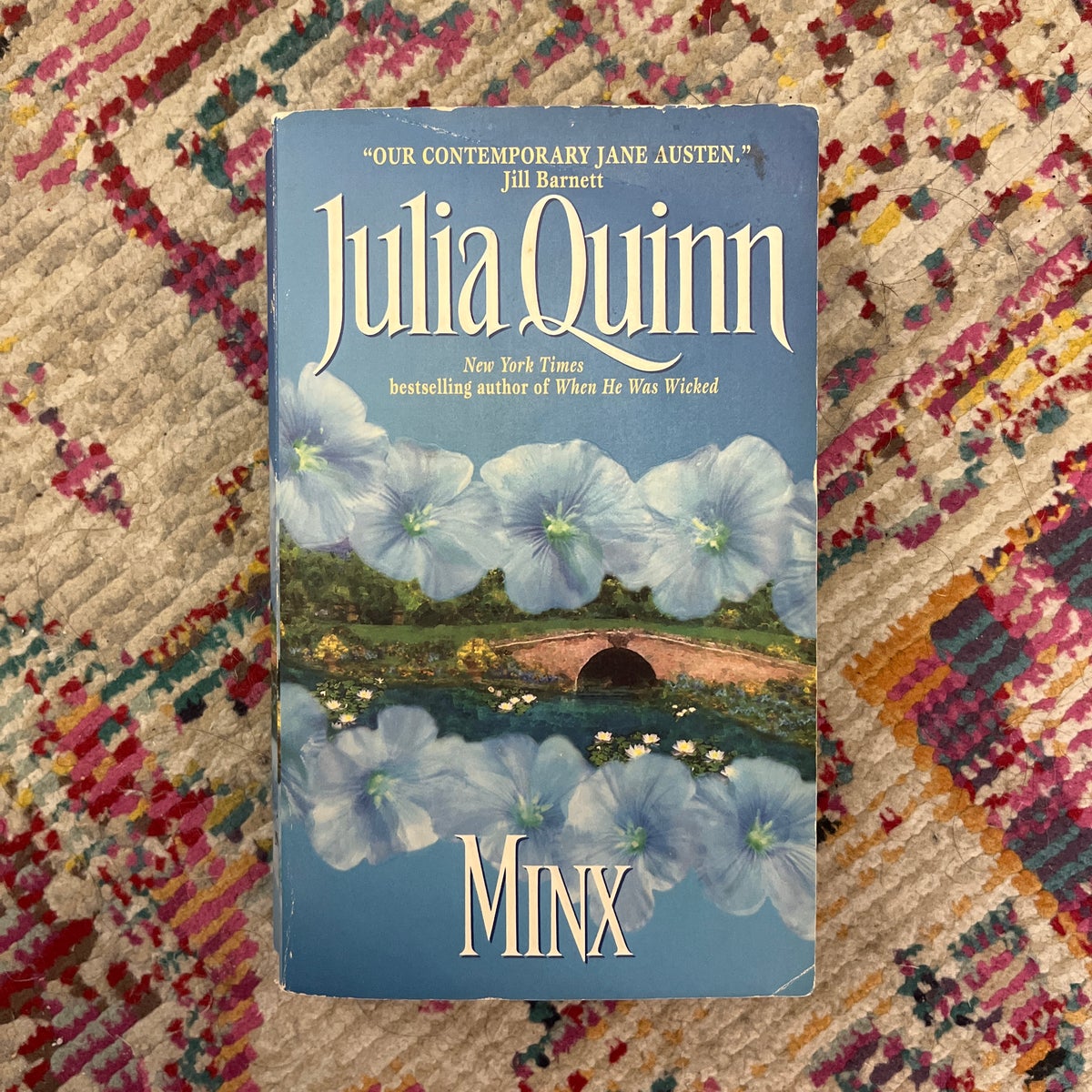 Minx by Julia Quinn, Paperback | Pangobooks
