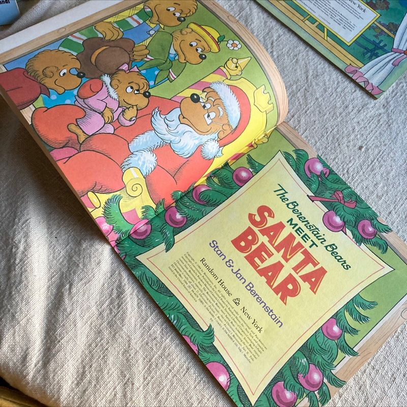 The Berenstain Bears Meet Santa Bear (Deluxe Edition)