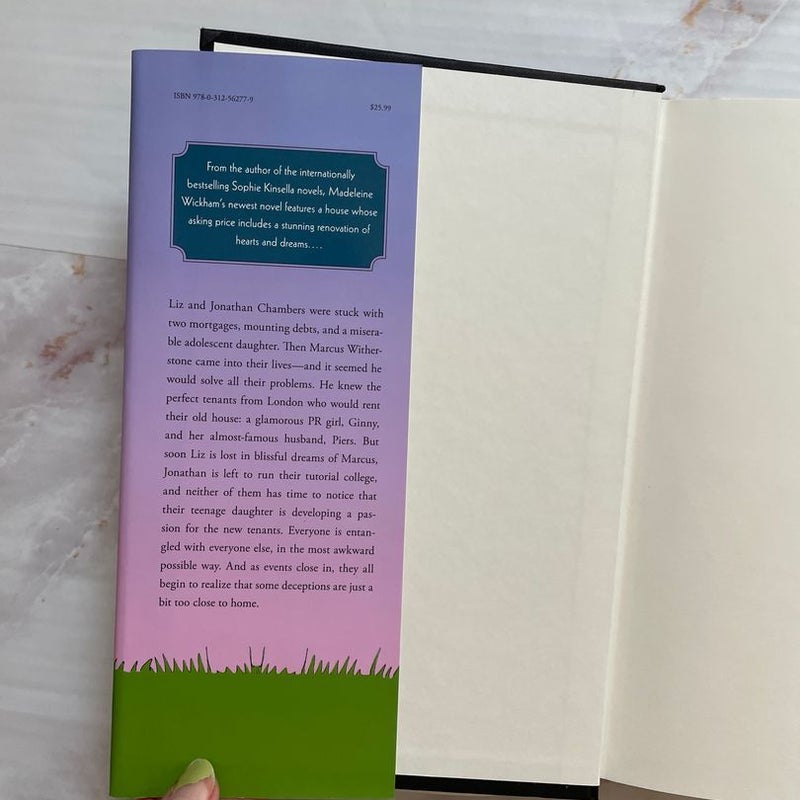 A Desirable Residence by Madeleine Wickham, Hardcover | Pangobooks