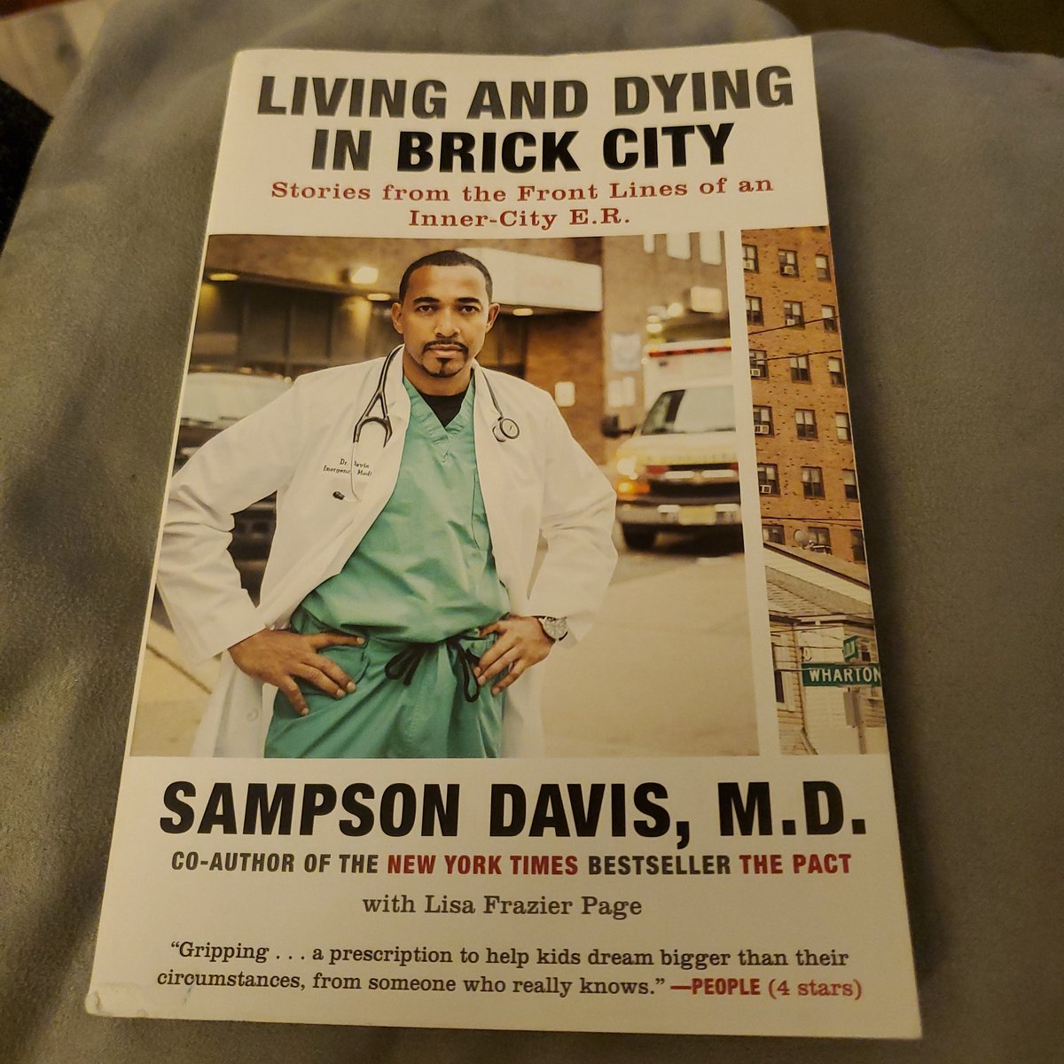 Living and Dying in Brick City by Sampson Davis, Lisa Frazier Page