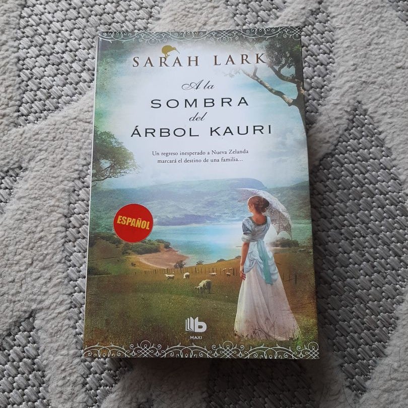A la Sombra Del árbol Kauri/ in the Shade of the Kauri Tree by Sarah Lark