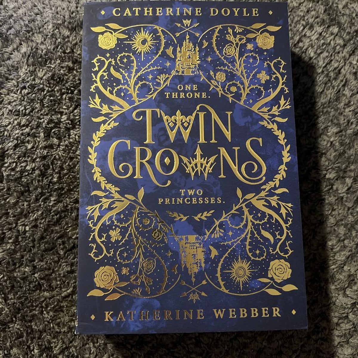 Twin Crowns by , Paperback | Pangobooks