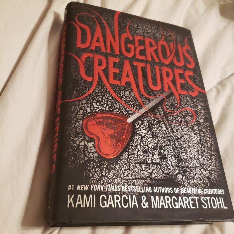 Dangerous Creatures by Kami Garcia, Margaret Stohl