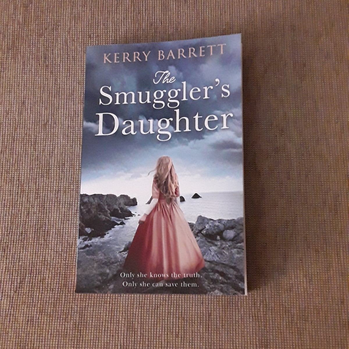 The Smuggler's Daughter by Kerry Barrett, Paperback | Pangobooks