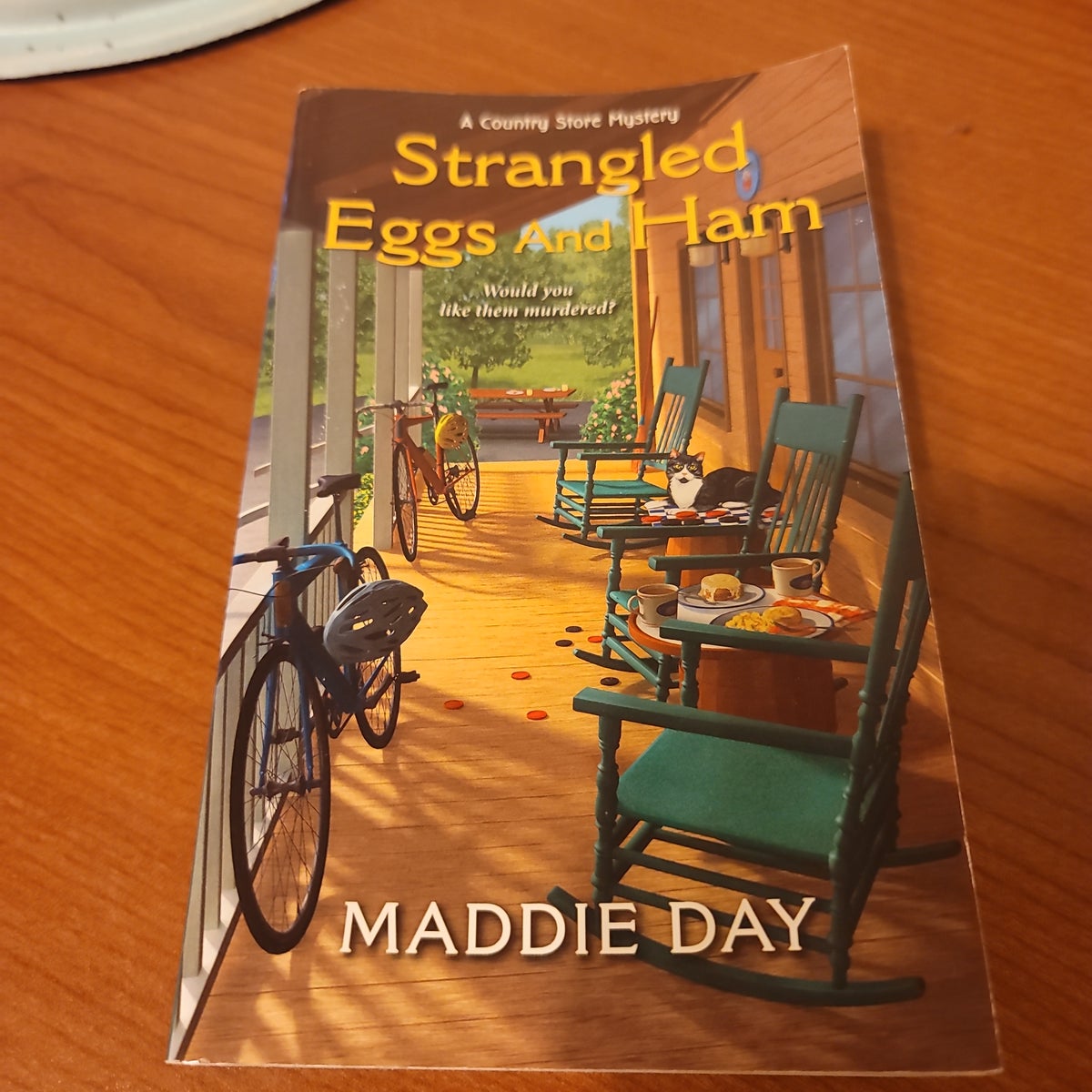 Strangled Eggs and Ham by Maddie Day, Paperback | Pangobooks
