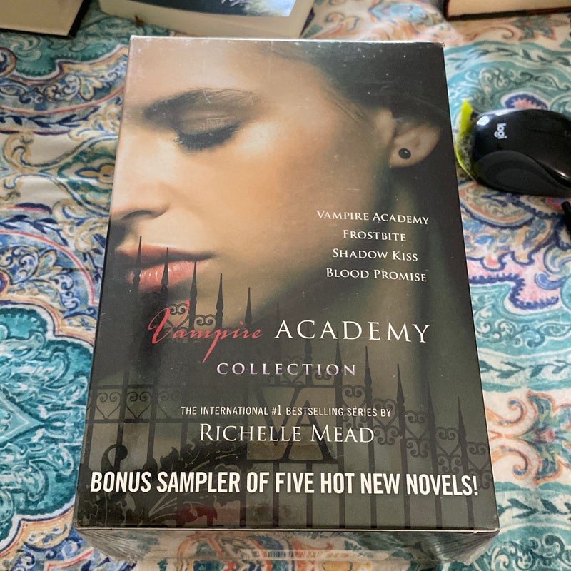 Vampire Academy Boxed Set by Richelle Mead | Pangobooks