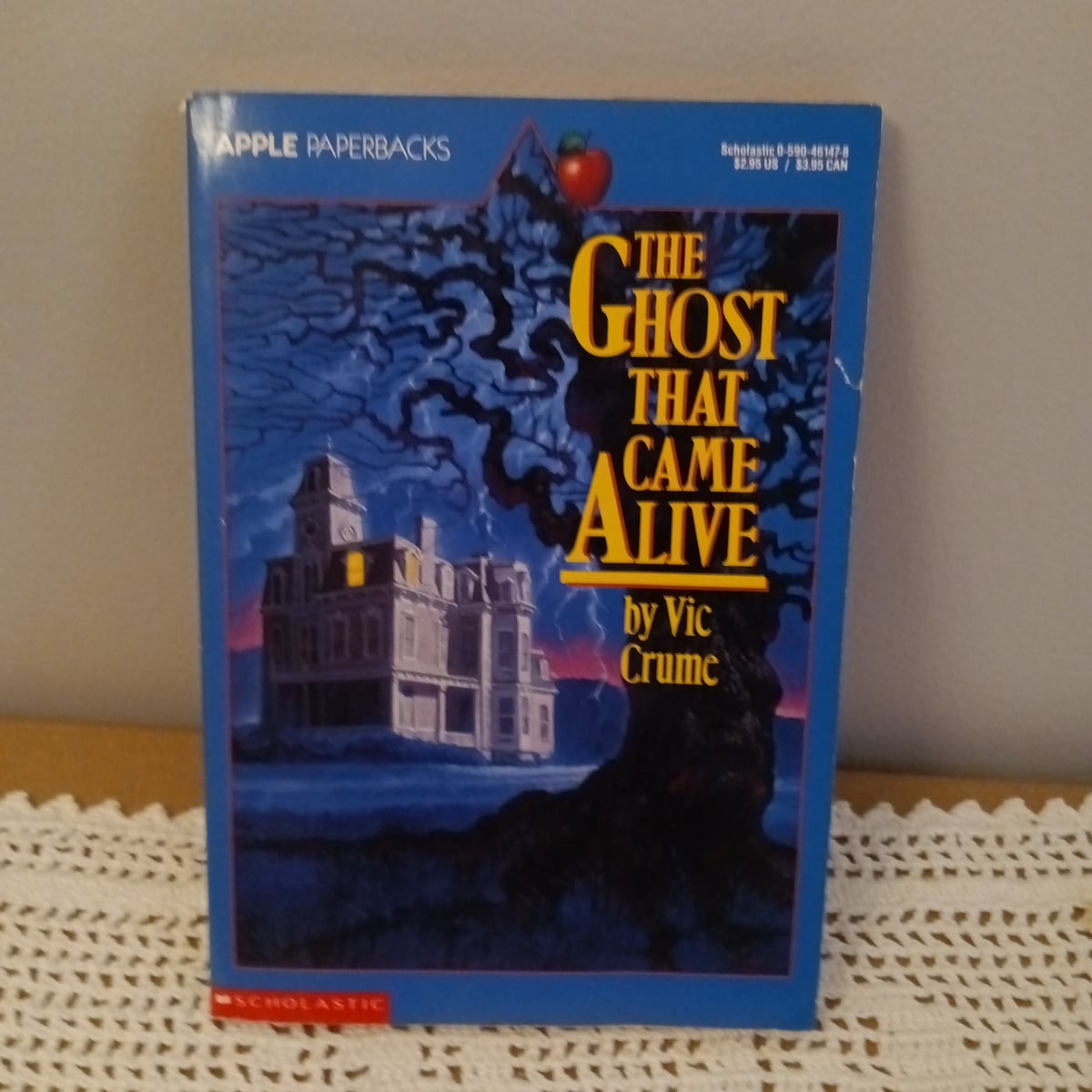The Ghost That Came Alive by Vic Crume, Paperback | Pangobooks