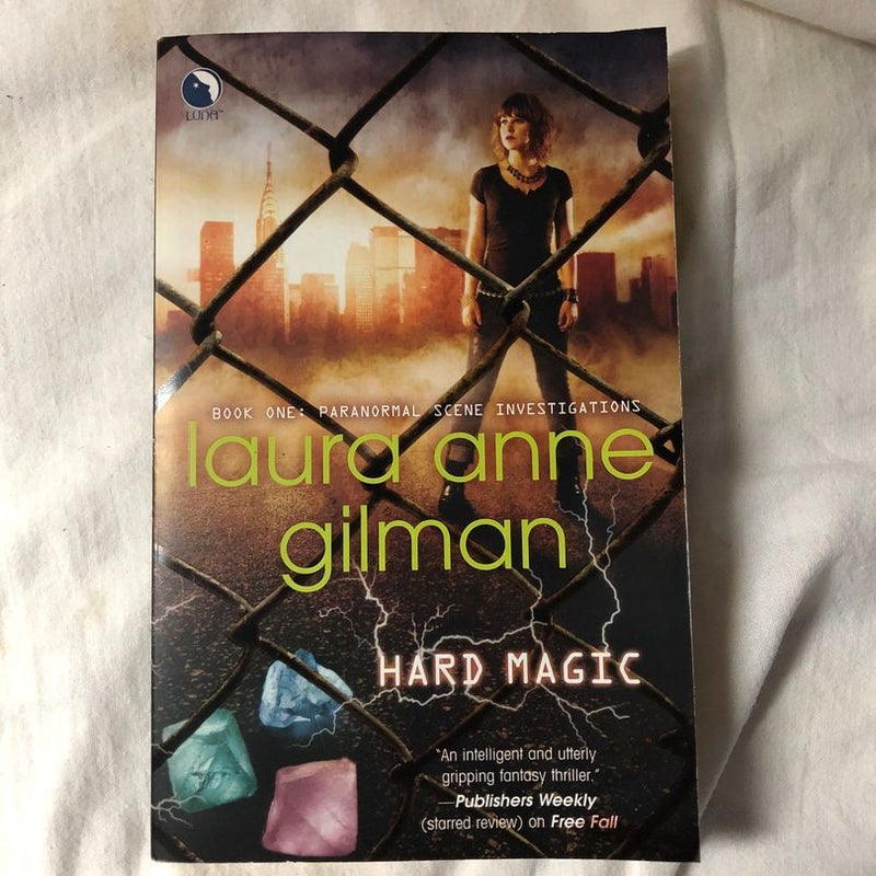 Hard Magic by Laura Anne Gilman, Paperback | Pangobooks