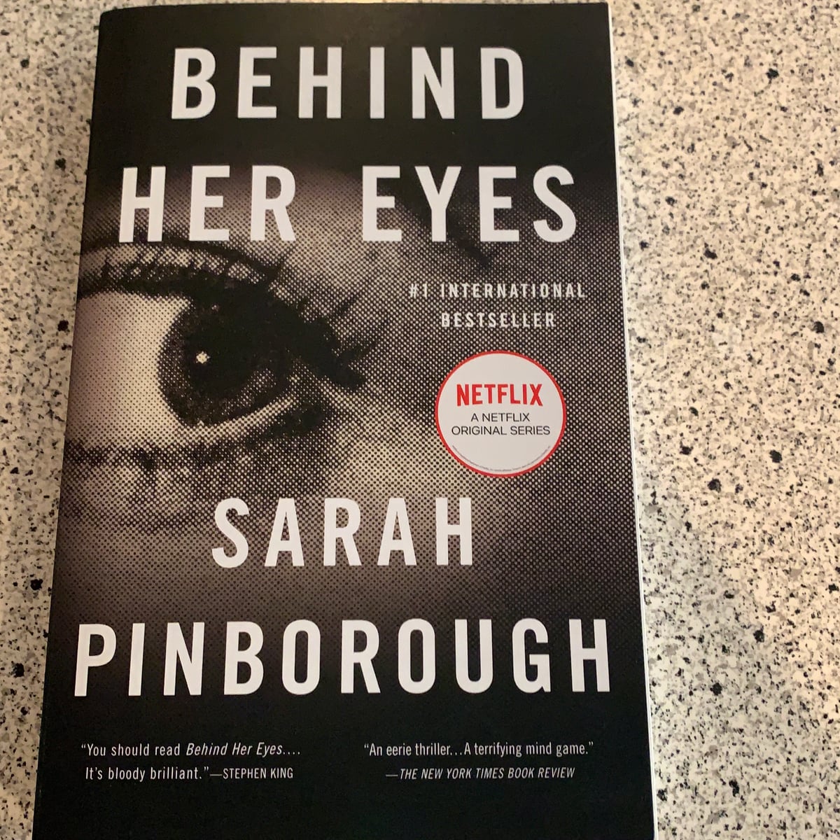 Behind Her Eyes by Sarah Pinborough, Paperback | Pangobooks