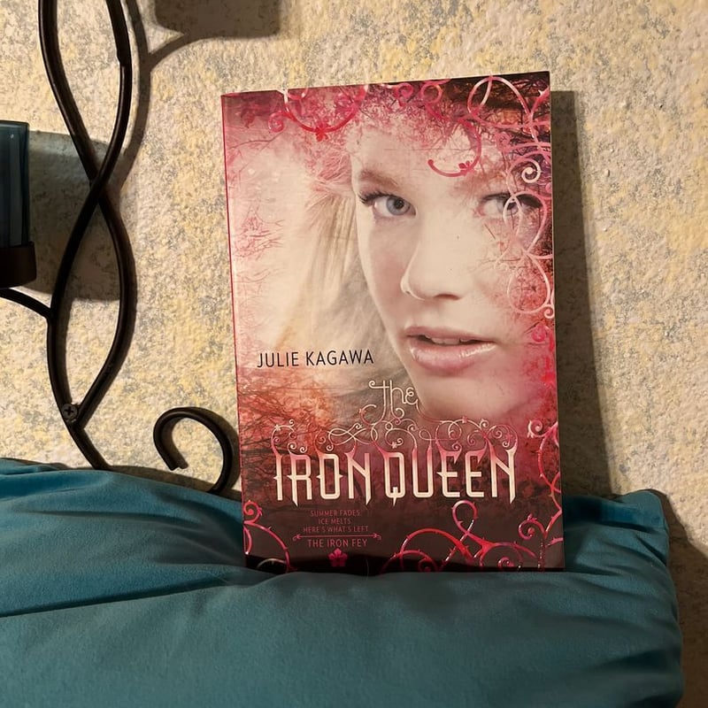 The Iron Queen by Julie Kagawa, Paperback | Pangobooks