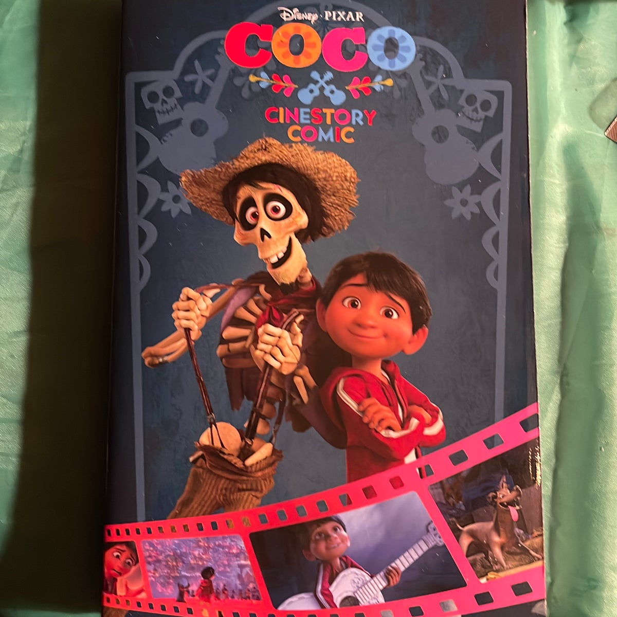 Disney/Pixar Coco Cinestory Comic by Disney/Pixar