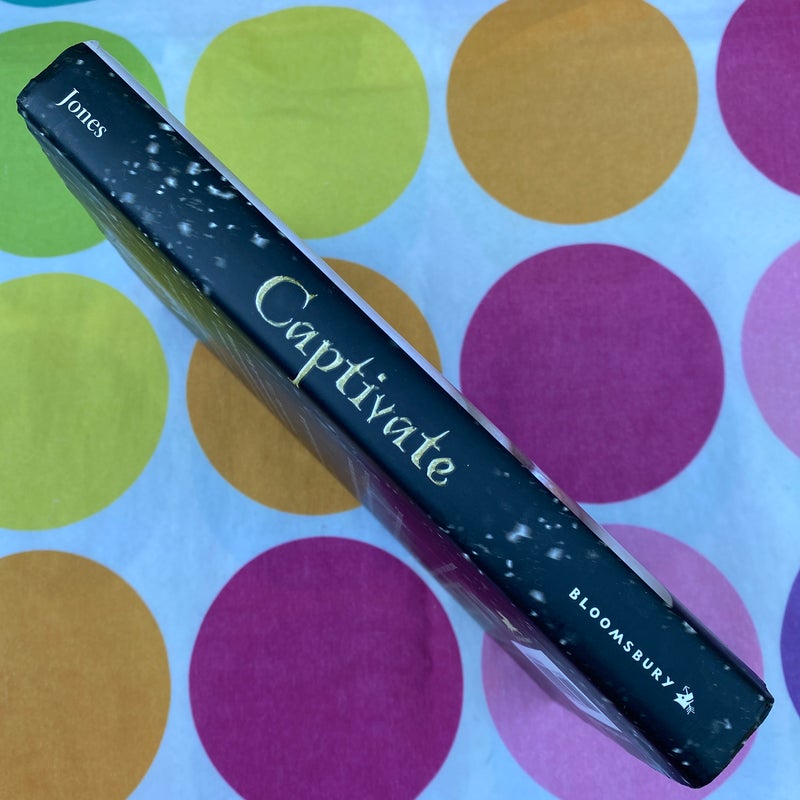 Captivate by Carrie Jones, Hardcover | Pangobooks