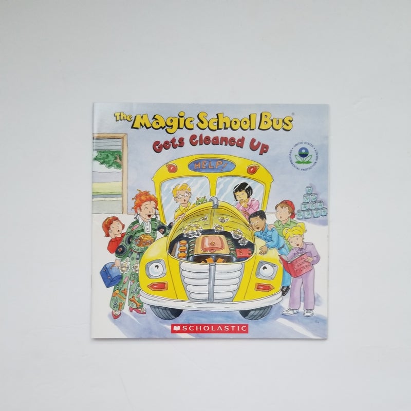 The Magic School Bus Gets Cleaned Up by Kristin Earhart
