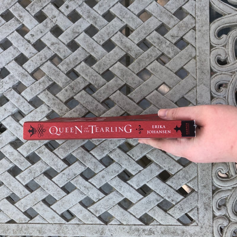 Queen of the Tearling by Erika Johansen , Paperback | Pangobooks