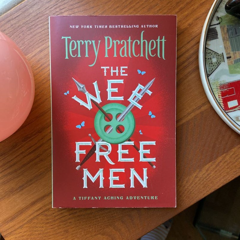The Wee Free Men by Terry Pratchett, Paperback | Pangobooks