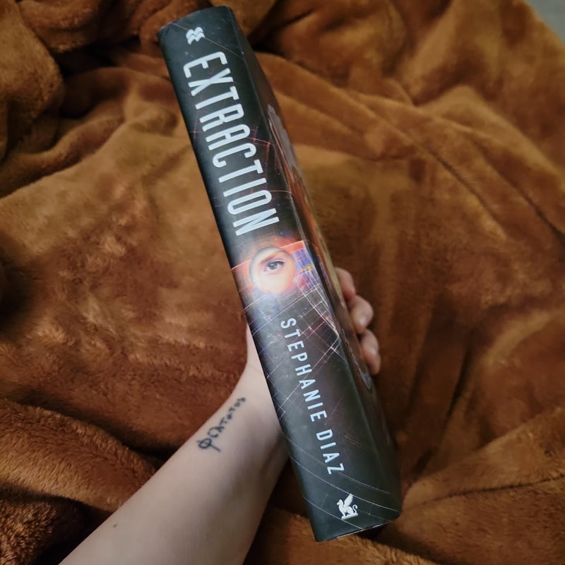 Extraction by Stephanie Diaz, Hardcover | Pangobooks
