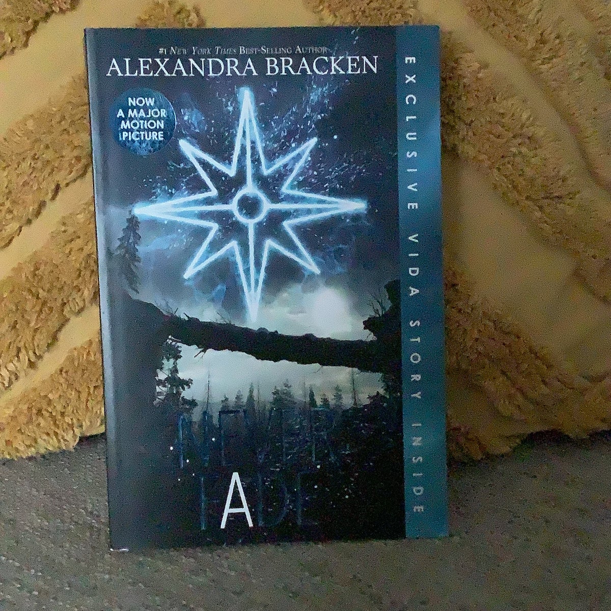 Never fade by Alexandra bracken, Paperback | Pangobooks