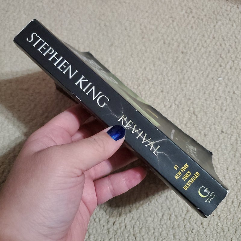 Revival by Stephen King, Paperback | Pangobooks