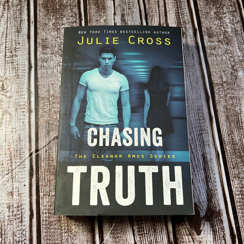 Chasing Truth by Julie Cross, Paperback | Pangobooks
