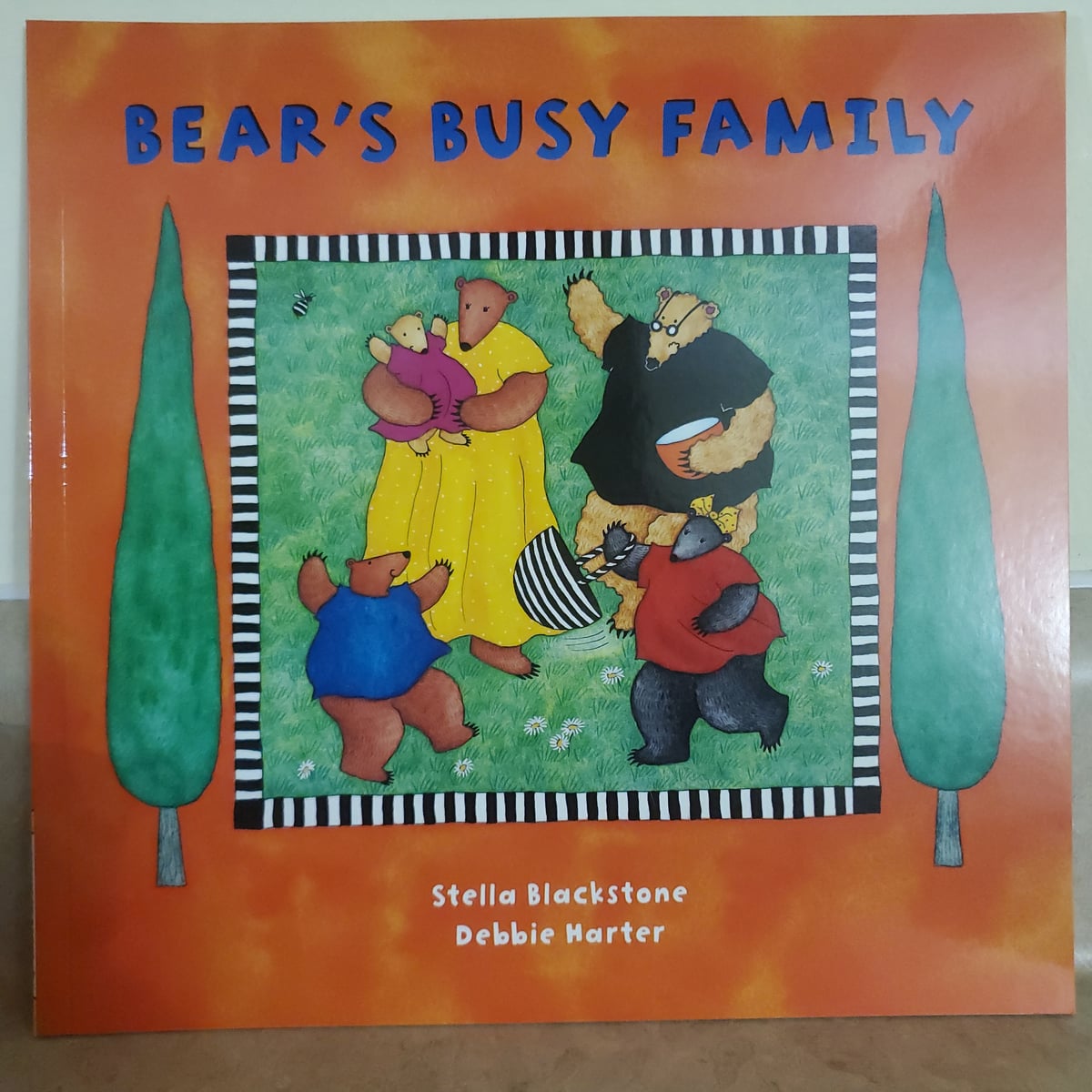 Bear's Busy Family by Stella Blackstone, Henry Strozier