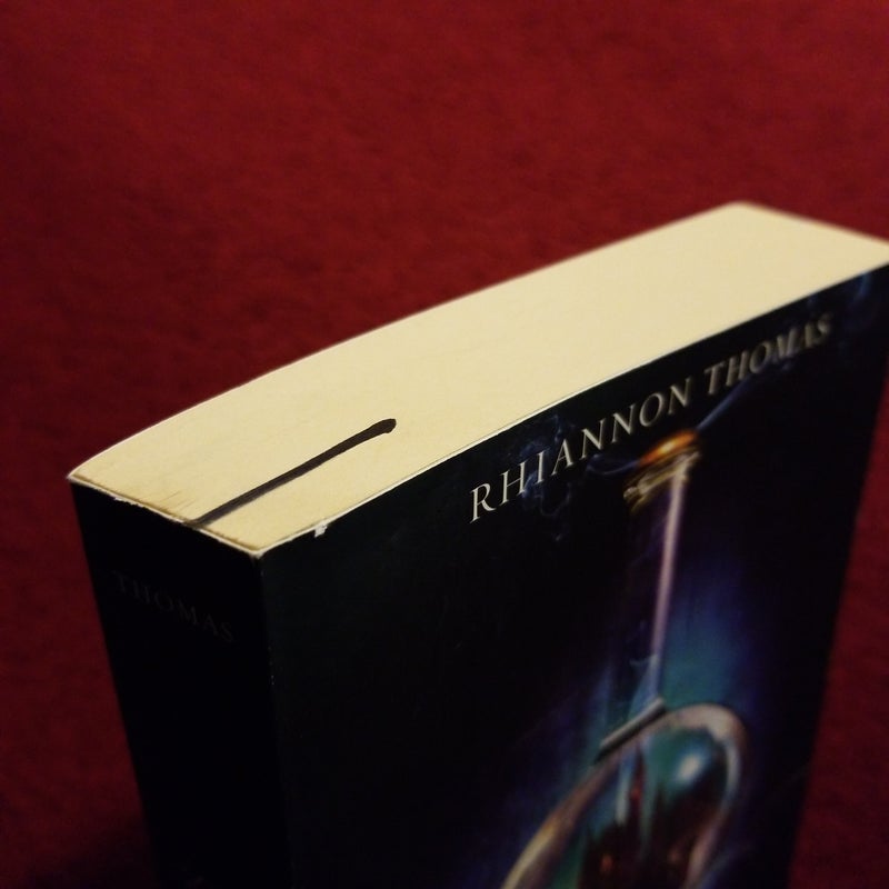 Long May She Reign by Rhiannon Thomas, Paperback | Pangobooks