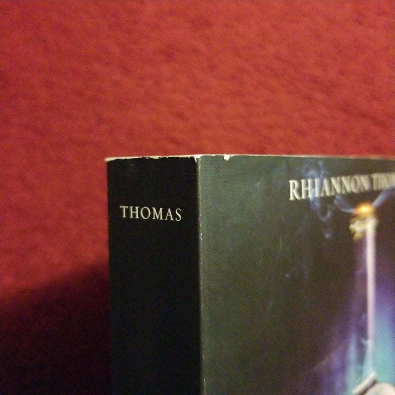 Long May She Reign by Rhiannon Thomas, Paperback | Pangobooks