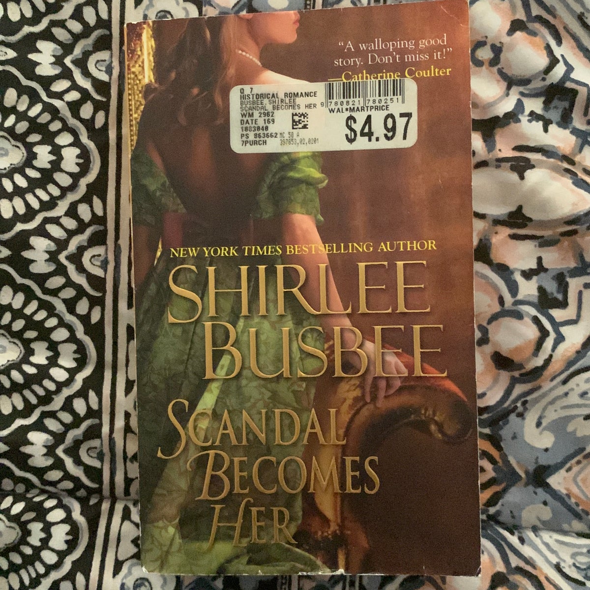 Scandal Becomes Her by Shirlee Busbee, Paperback | Pangobooks