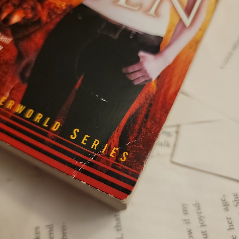 Bitten by Kelley Armstrong, Paperback | Pangobooks