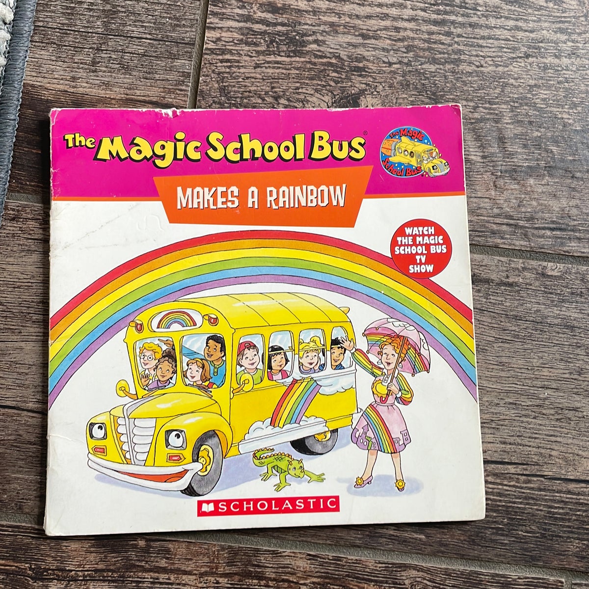 The Magic School Bus Makes a Rainbow by Joanna Cole
