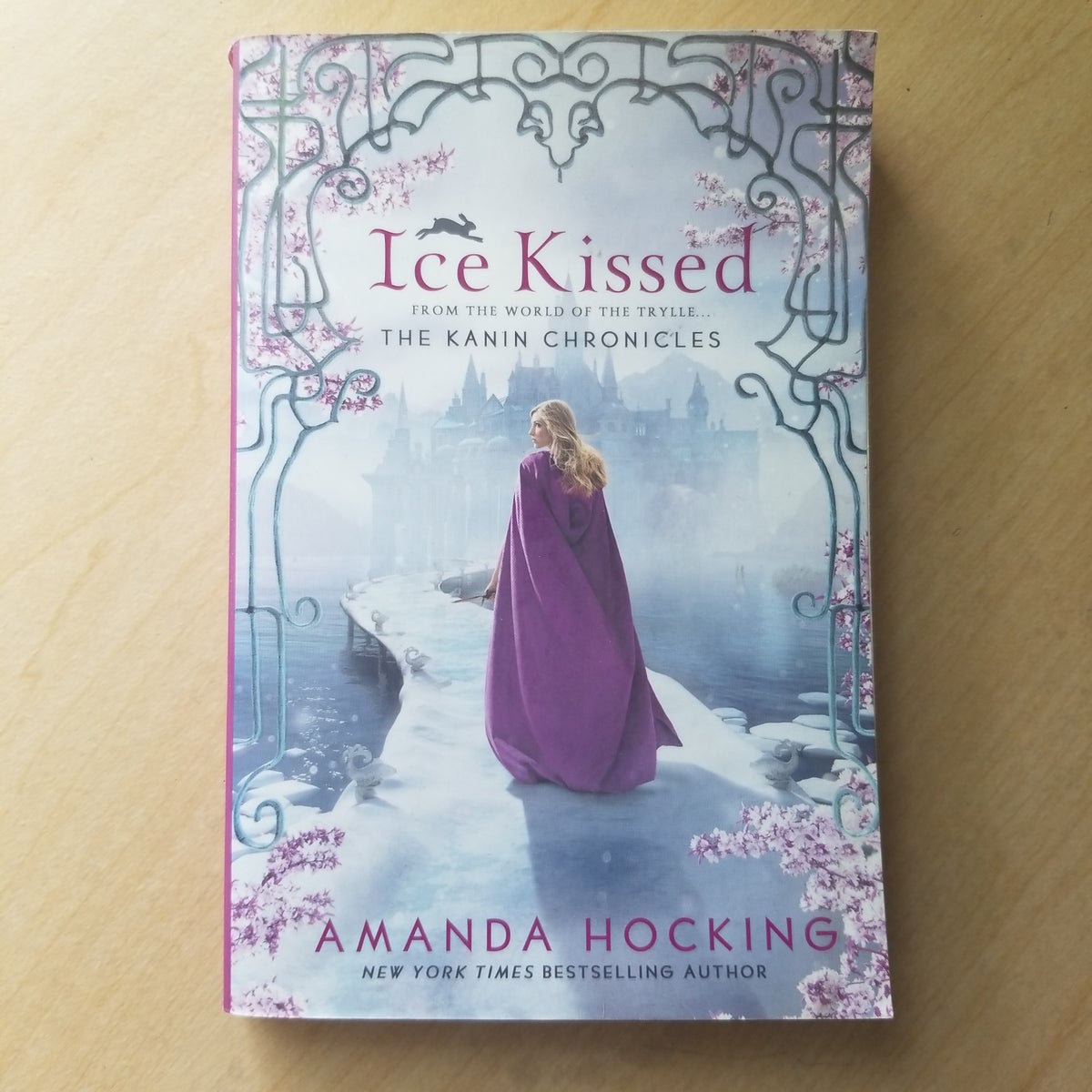 Ice Kissed by Amanda Hocking, Paperback | Pangobooks