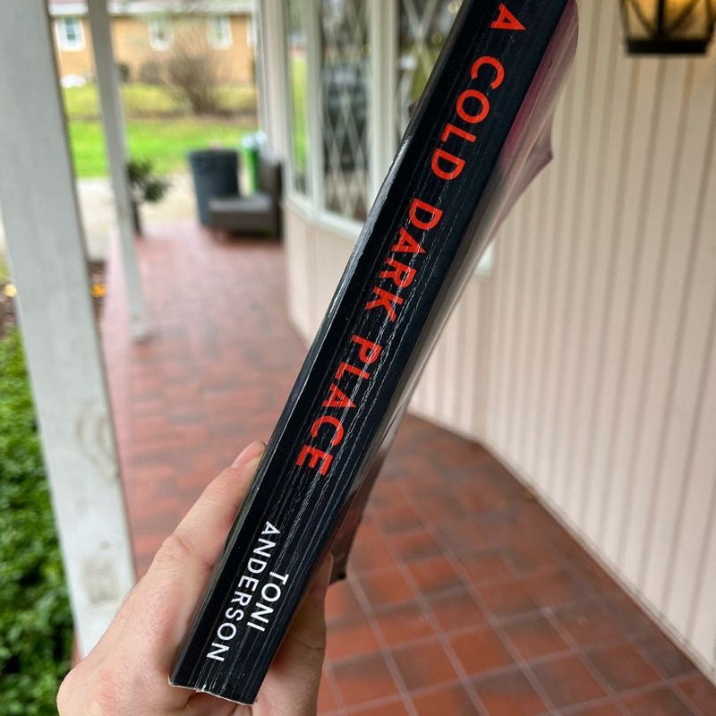 A Cold Dark Place by Toni Anderson, Paperback | Pangobooks