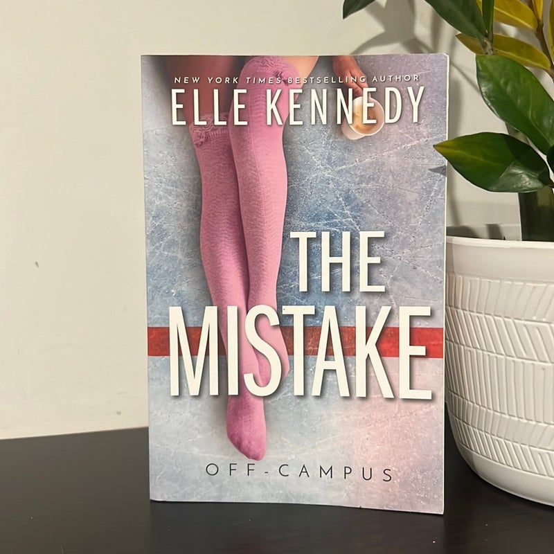 The Mistake by Elle Kennedy, Paperback | Pangobooks